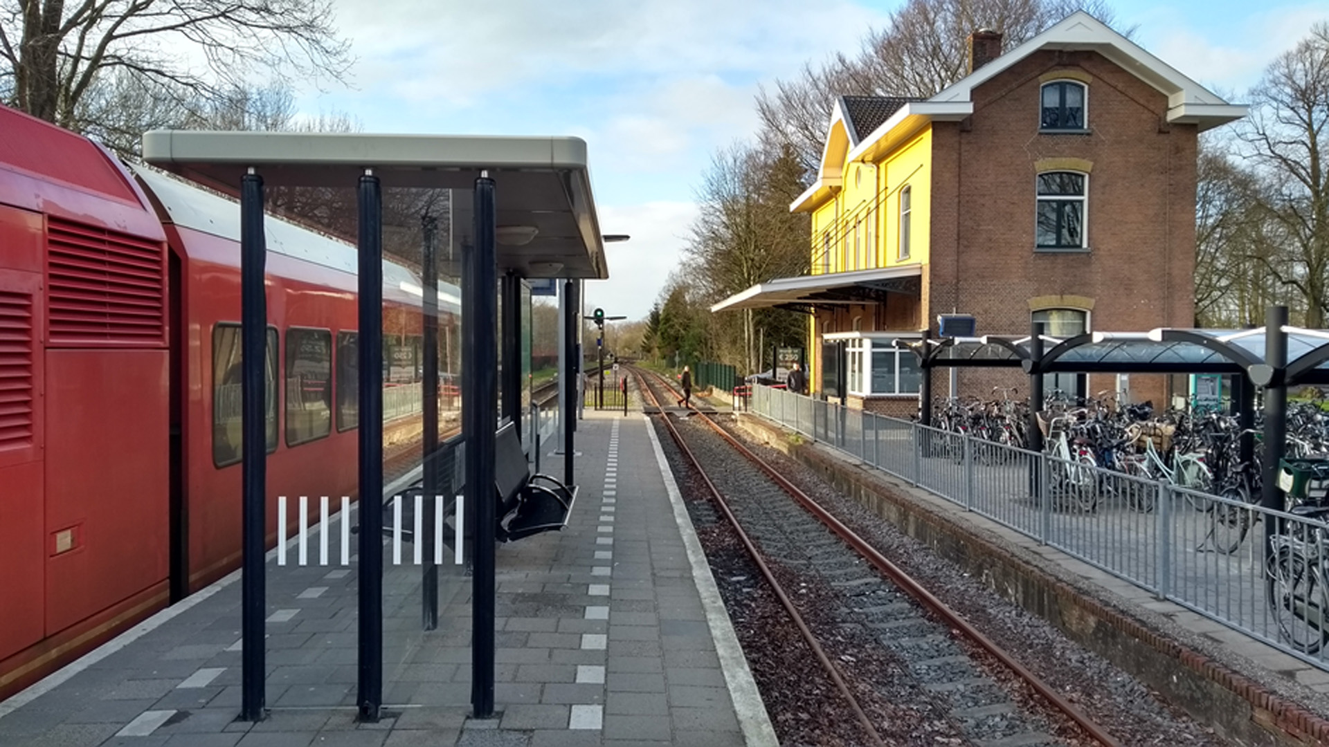 Langs het spoor (3): duiven op zolder en joints uit de muur - RTV Noord
