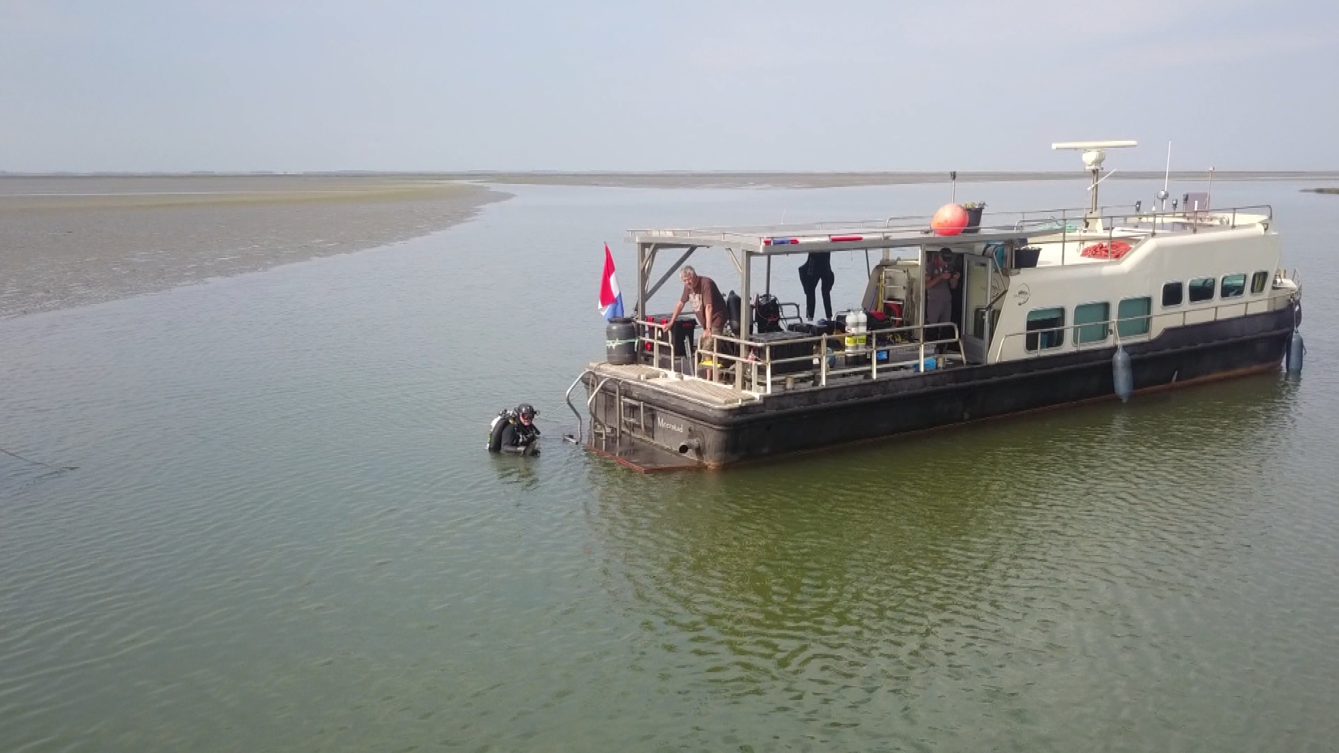 Duikers zoeken naar wrak in de Waddenzee - RTV Noord
