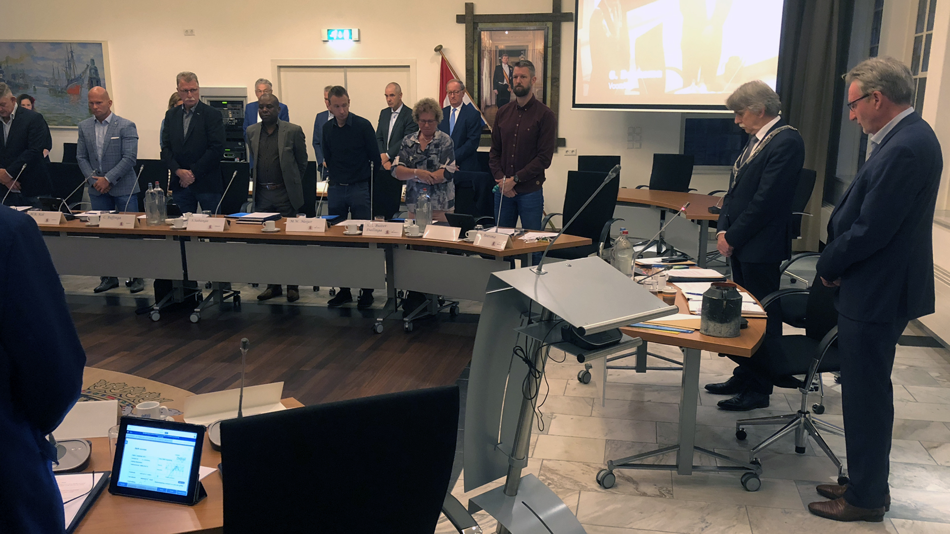 Delfzijlster raad eert overleden George van Amson - RTV Noord